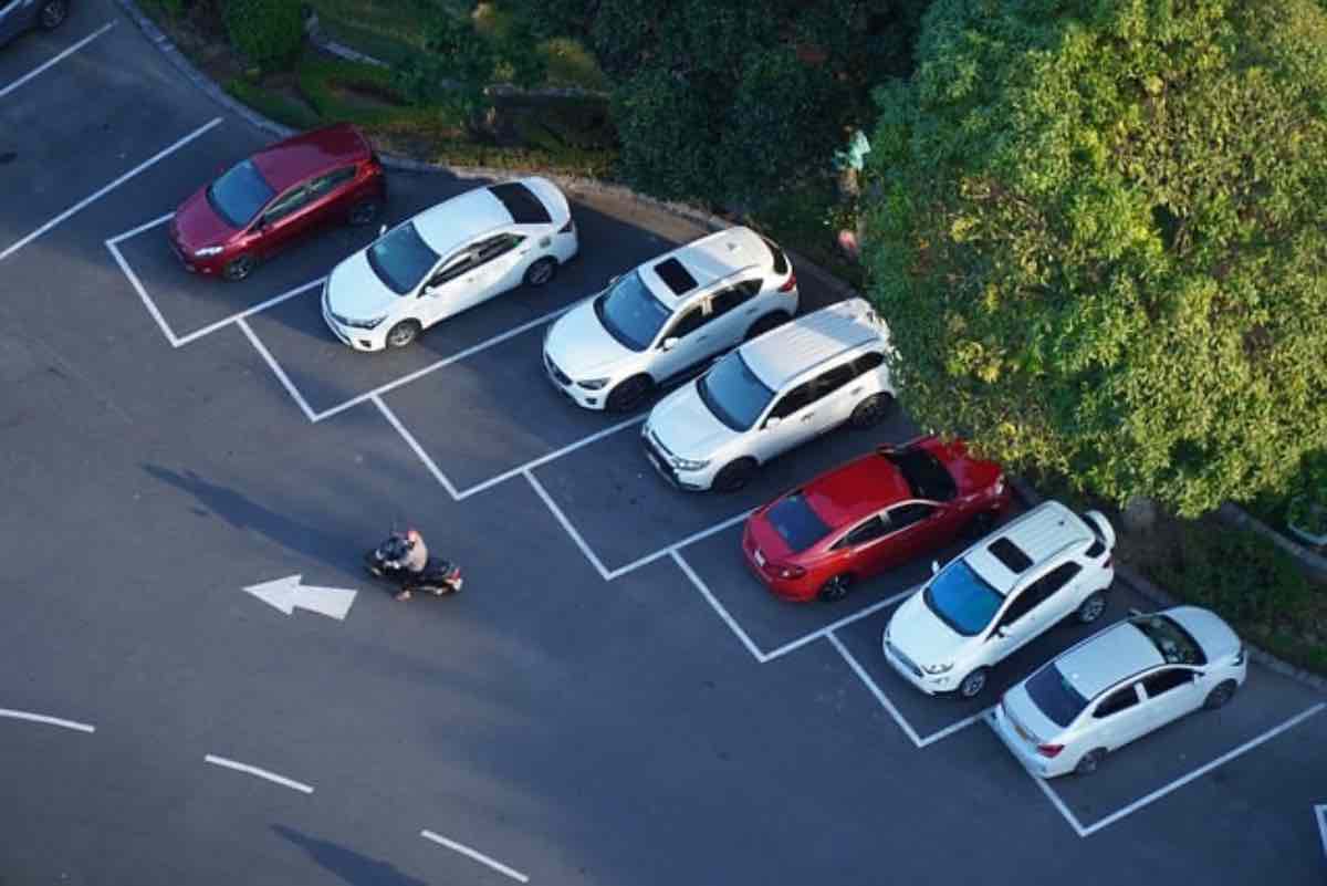 Parcheggiare l'auto con semplicità ed evitare di graffiare i cerchi sul ...