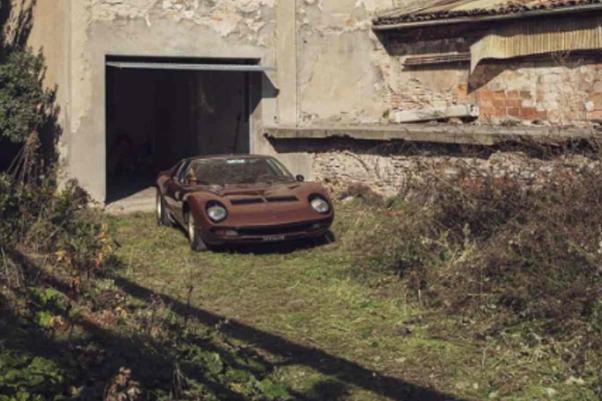 Lamborghini scoperta in una stanza murata in Italia dopo 40 anni: il ...